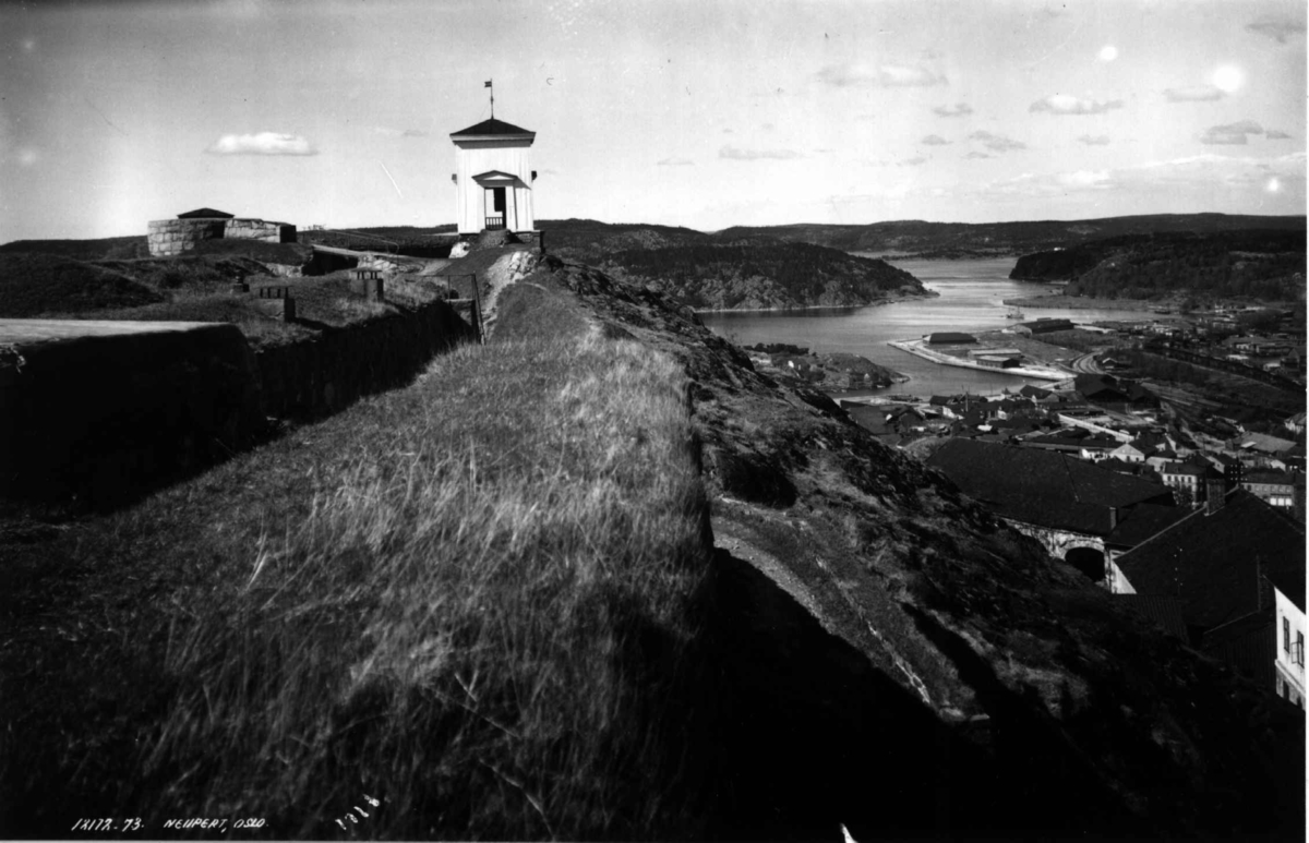 Fredriksten festning, Halden. 1935. Utsikt over byen. Bebyggelse. Vann ...
