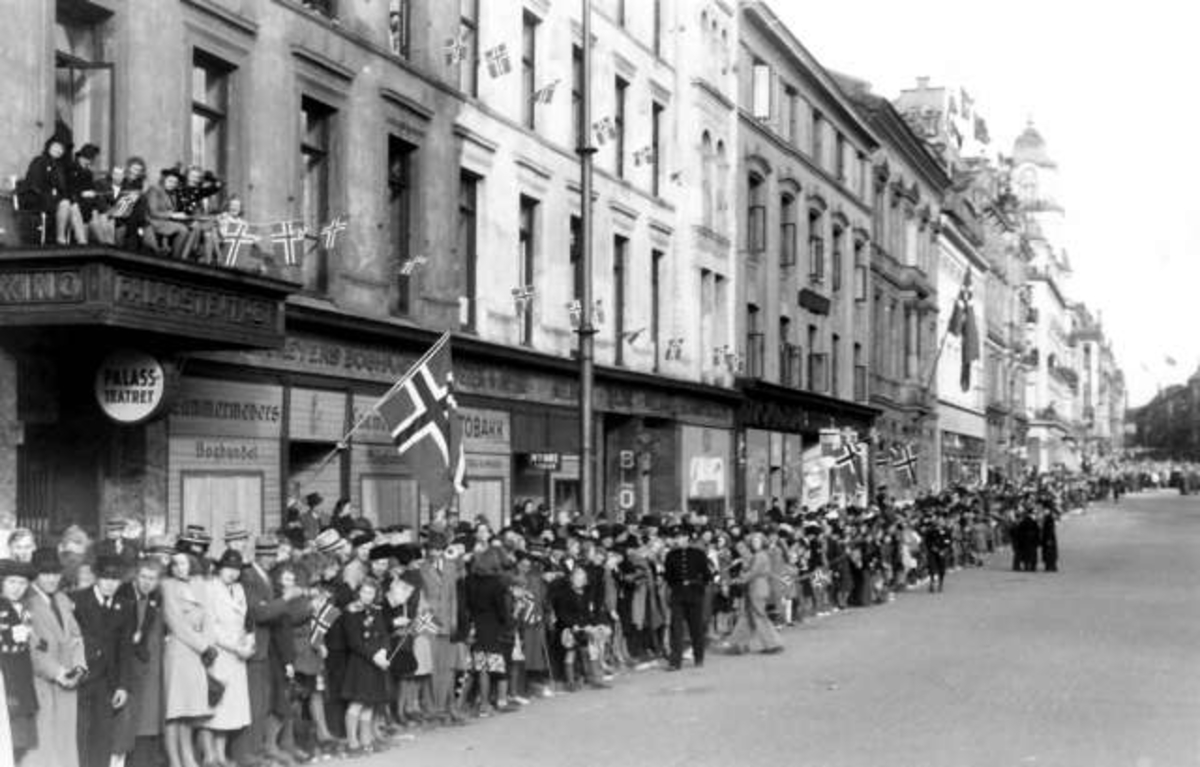 Fra Oslo under fredsdagene i 1945.Folk venter langs Karl Johans gate ...