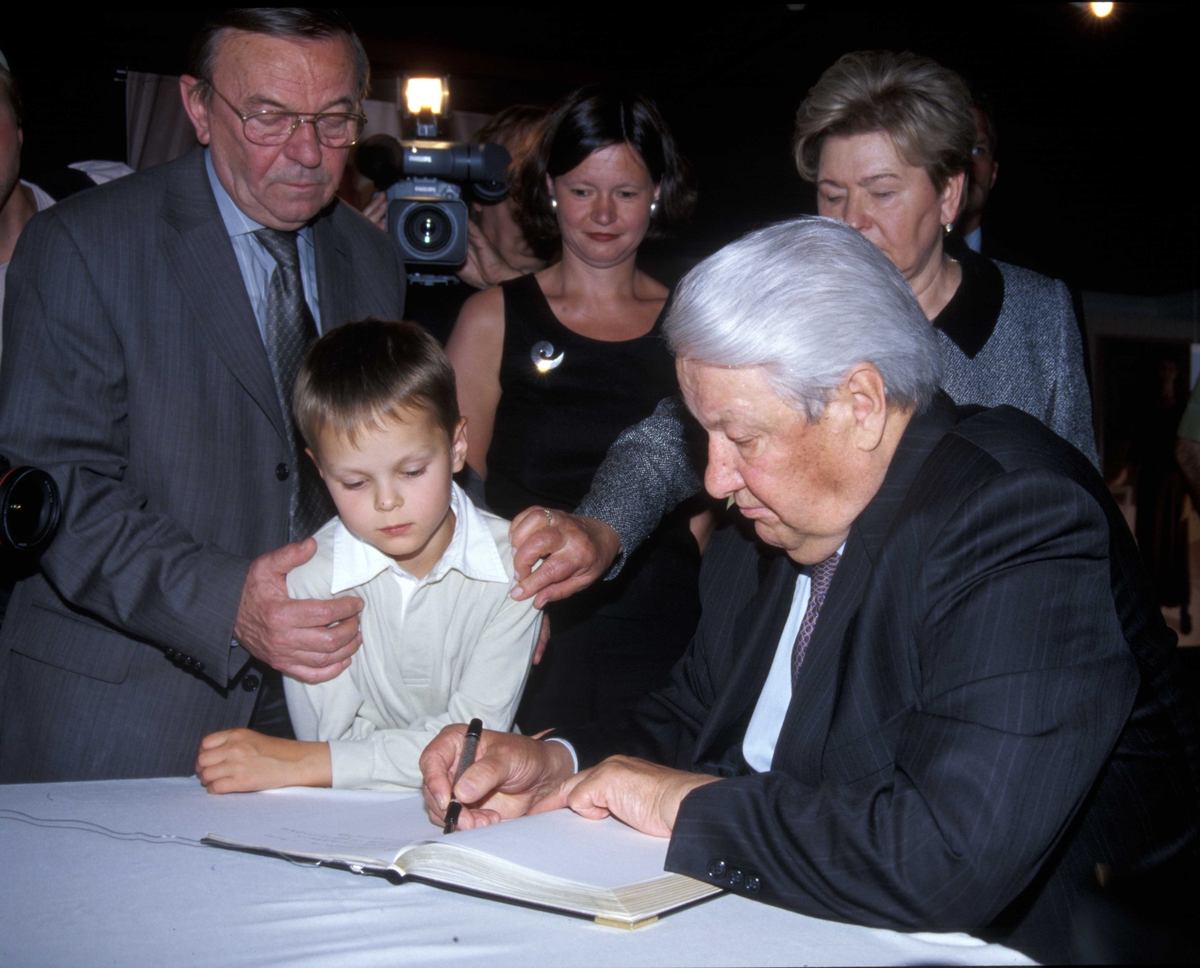 Russlands president, Boris Jeltsin, med kone og barnebarn, på Norsk ...