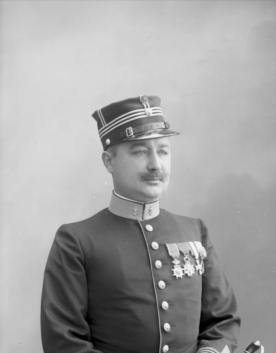 Portrett, Thomas Thomassen Heftye i uniform som kaptein i ...