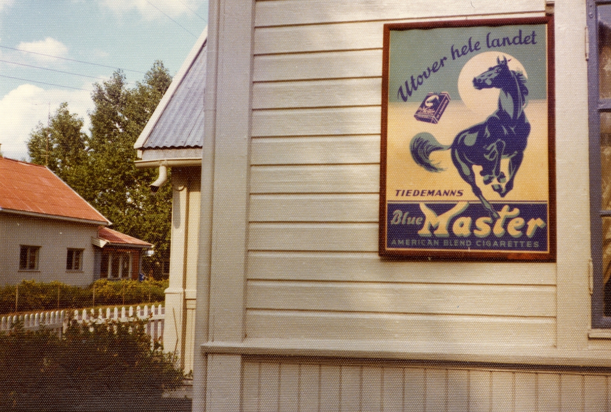 Skilt med reklame for Blue Master sigaretter på fasade. - Norsk ...