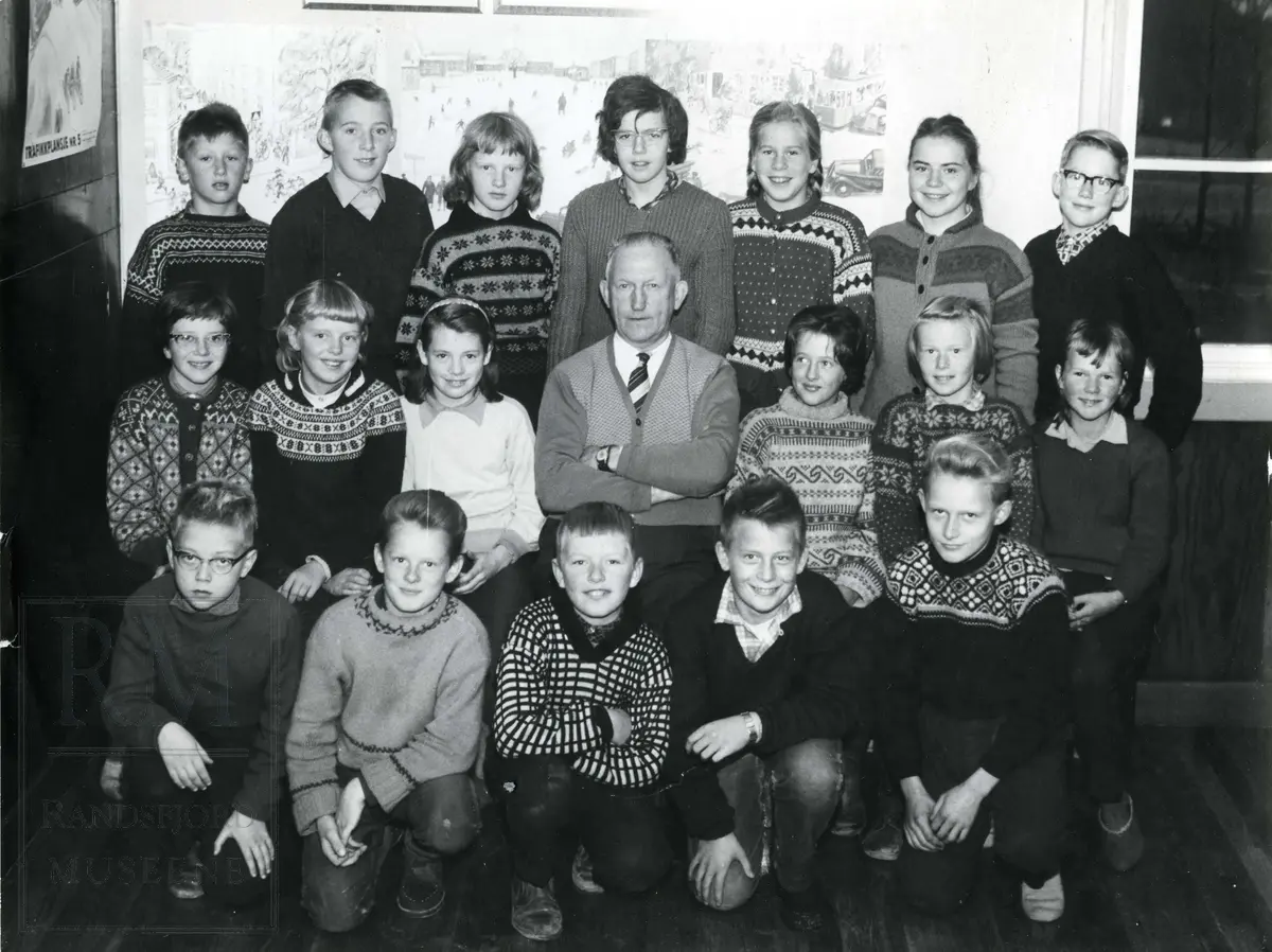 Skolebilde fra Nordre Oppdalen skole. Lærer og 18 elever, trolig 6 ...