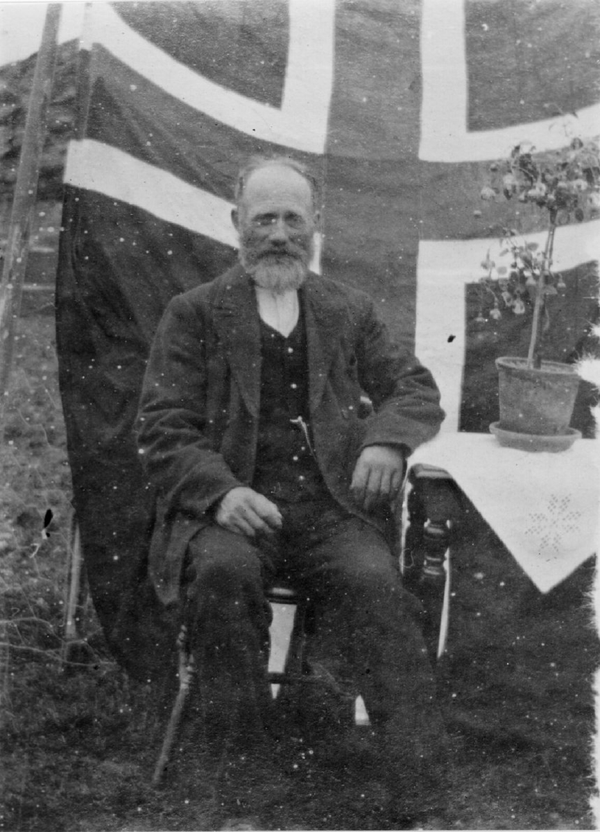 Lars Løberg Kiil foran et norsk flagg, Kviteberg, Lyngen. - Nord-Troms ...