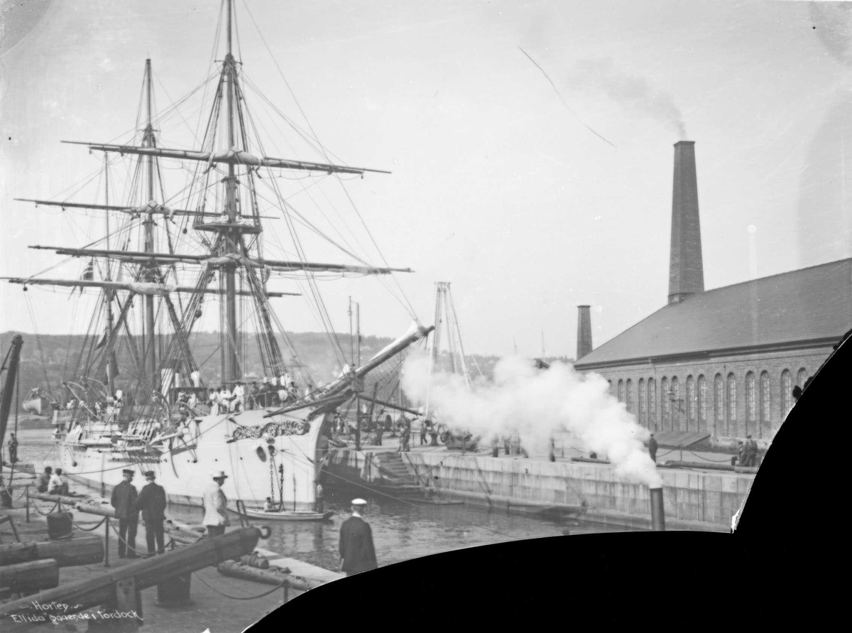 Ellida (b. 1880, Karljohansvern verft, Horten) går inn i dokken - Norsk ...