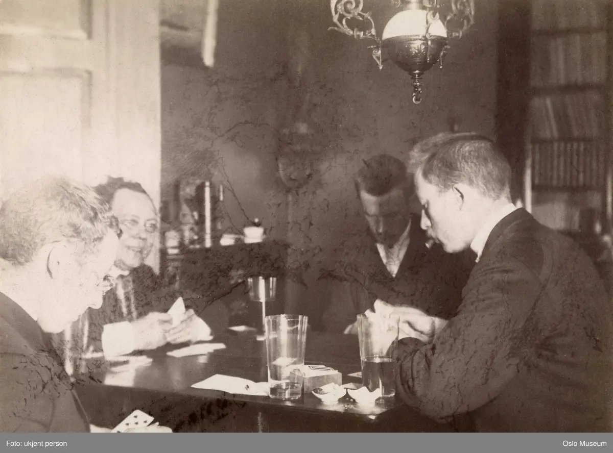 Kortparti i Frognergaden. Fv Berger, Wang, Rye, Olaf Broch. - Oslo ...