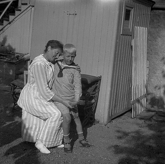 Fru Alida Edman med sonen Tore - Bohusläns museum / DigitaltMuseum