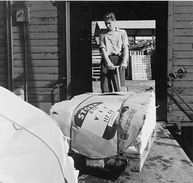 Inlastning vid järnvägen. Pallasterna har körts med lastbil från ICA ...