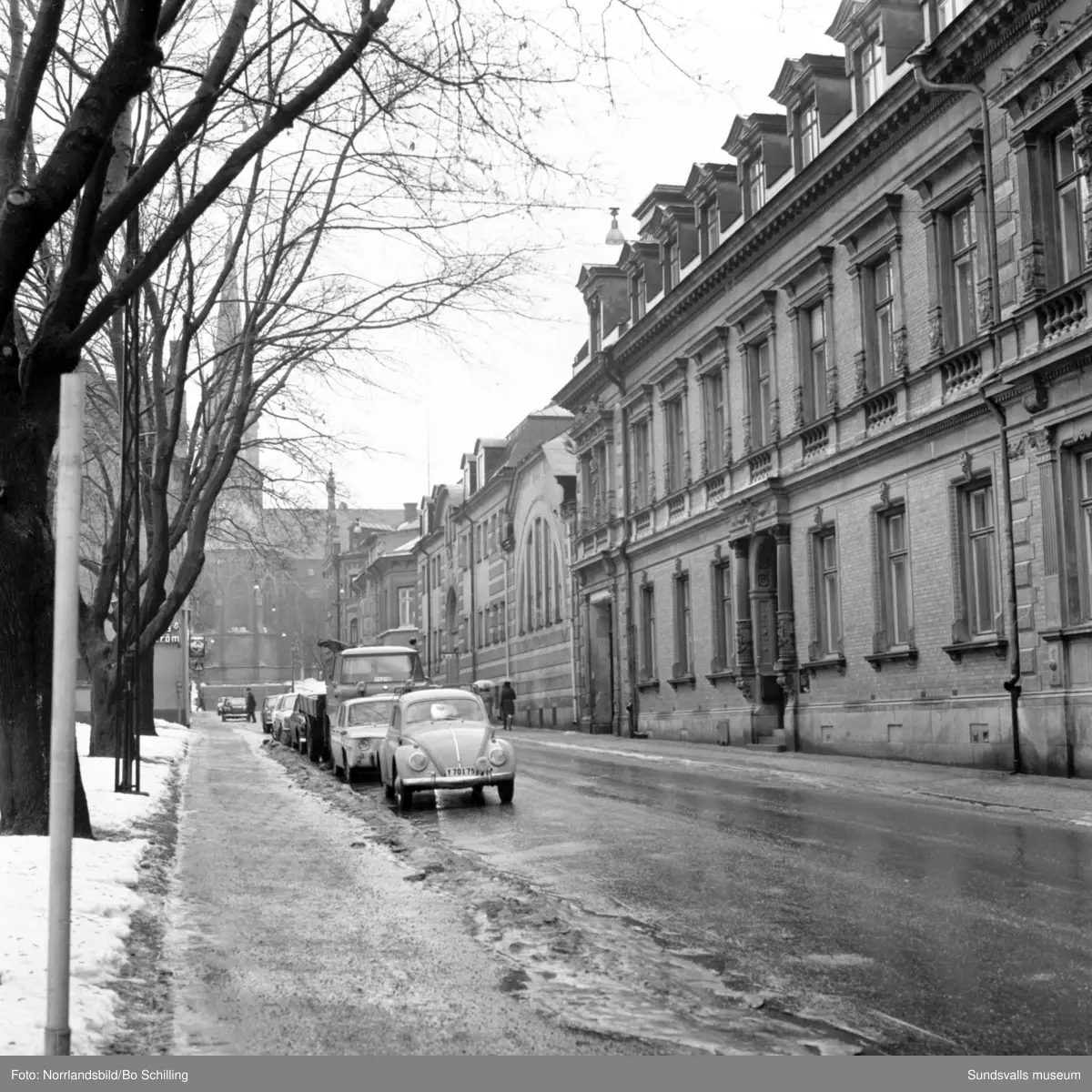 Kvarteret Penningen med gamla badhuset och museet ur olika vinklar och ...