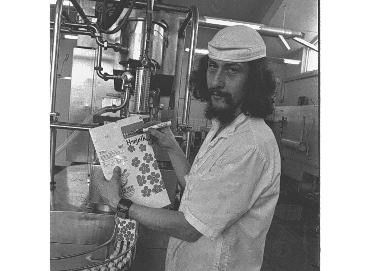 Alvdal, Melkekartonger ved meieri, Tine, Mann skriver på kartong - Anno ...