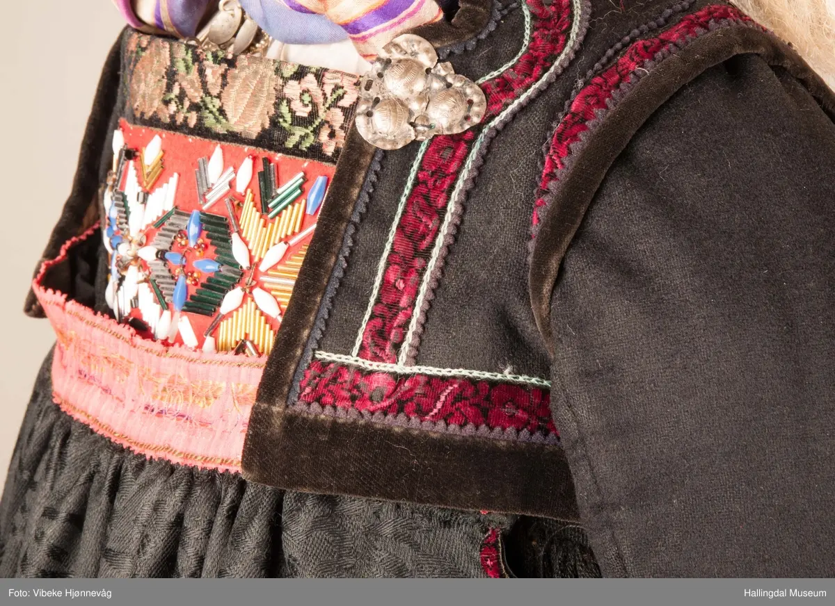 Bunad - Hallingdal Museum / DigitaltMuseum