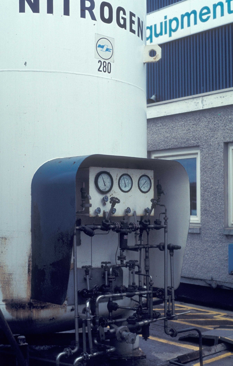 Manometerpanel på tank for flytende Nitrogen hos Gas & Equipment. Ca ...