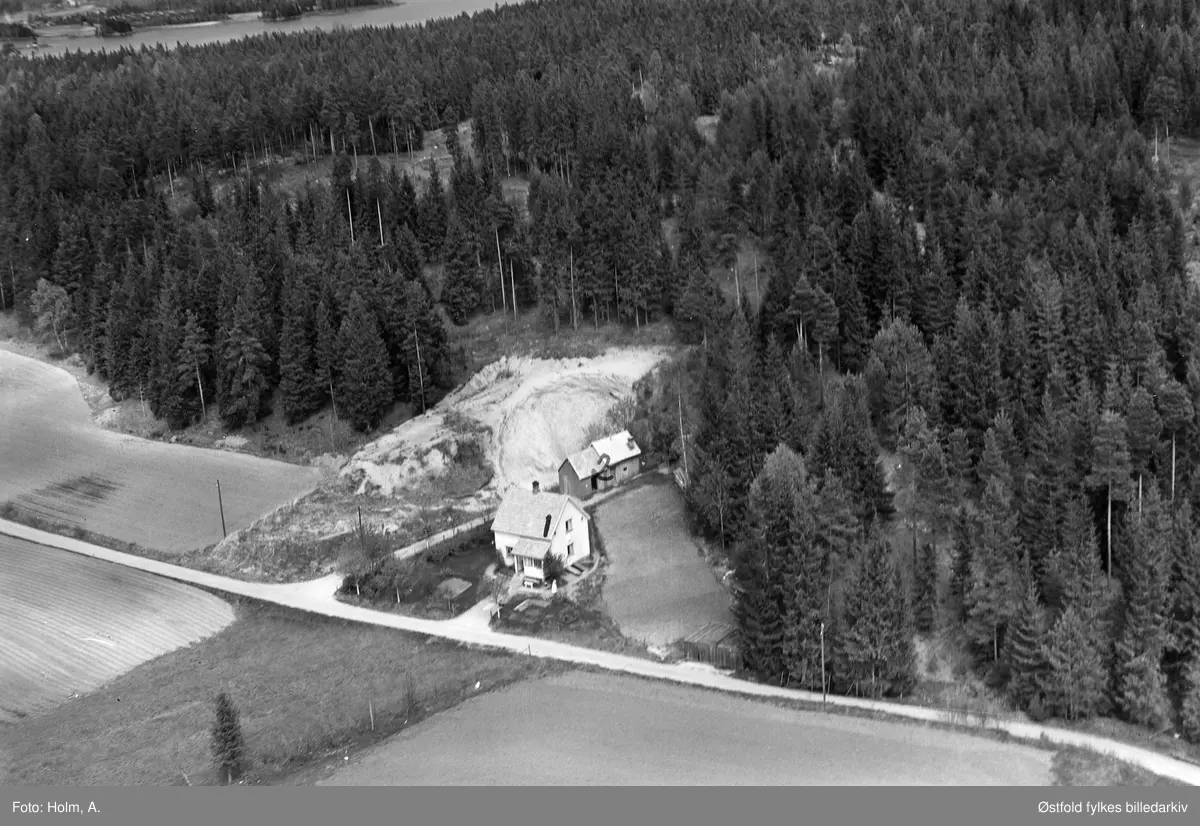 Gården Vestli i Eidsberg, flyfoto fra 27. mai 1957. Sandtak. Tidl. eier ...
