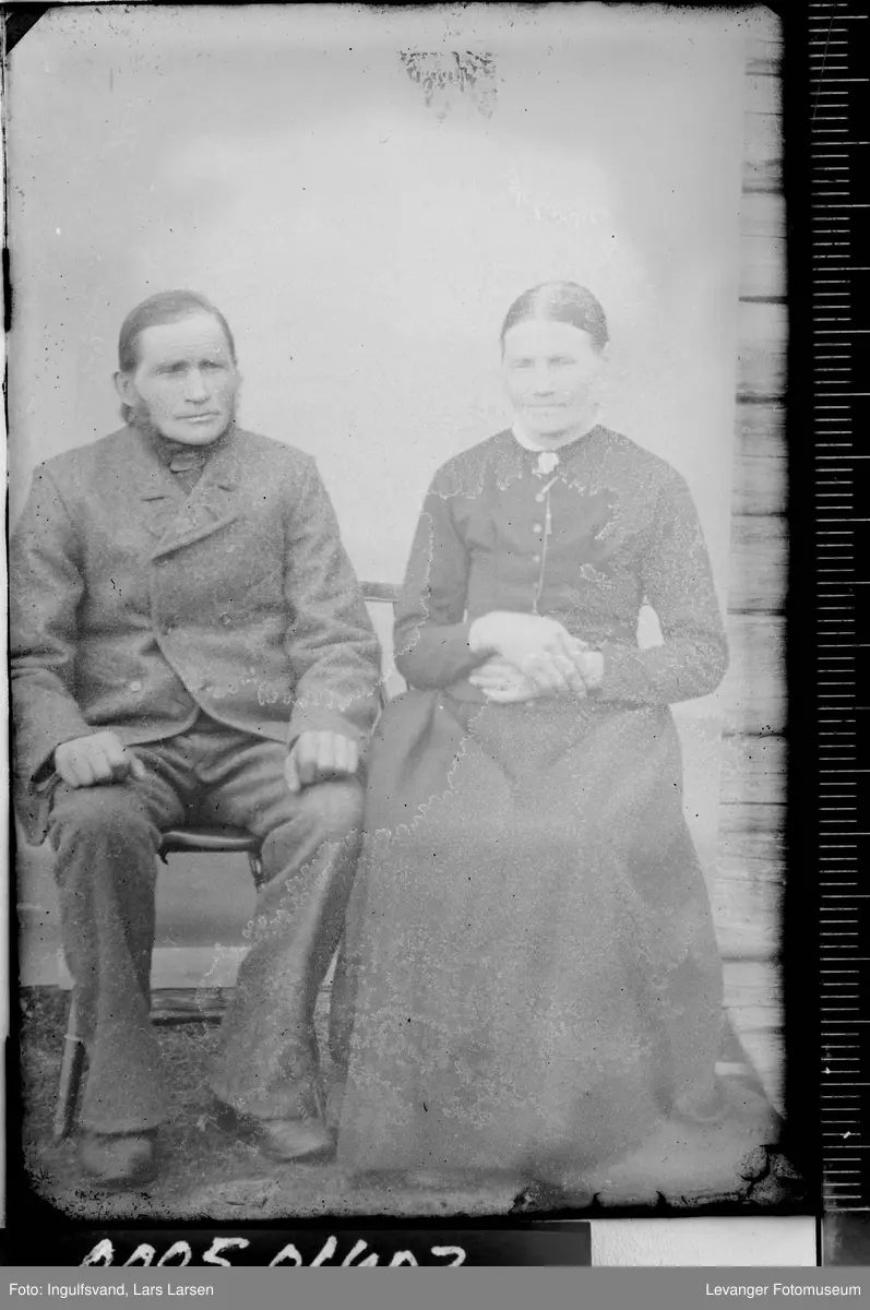 Portrett av sittende kvinne og mann i helfigur. - Levanger Fotomuseum ... Portrett av sittende kvinne og mann i helfigur. - Levanger Fotomuseum ...