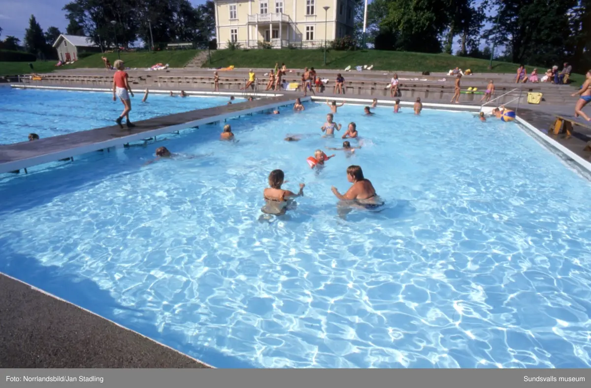 Massor av badande barn vid Malandsbadet i Sundsbruk. - Sundsvalls ...