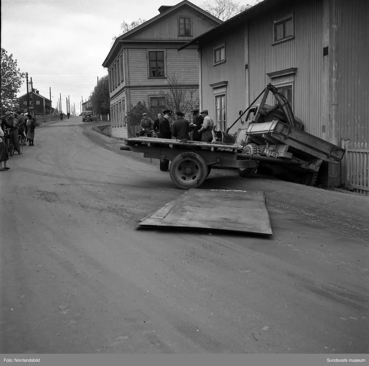En mindre lastbil med släp har kört i diket i Mobacken, Östermalm, och ...