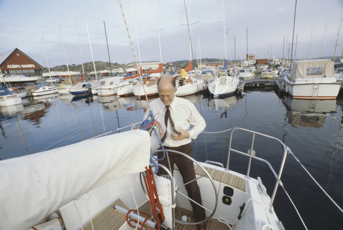 Albin Nova vid brygga. Representant från Albin Marin i sittbrunnen ...