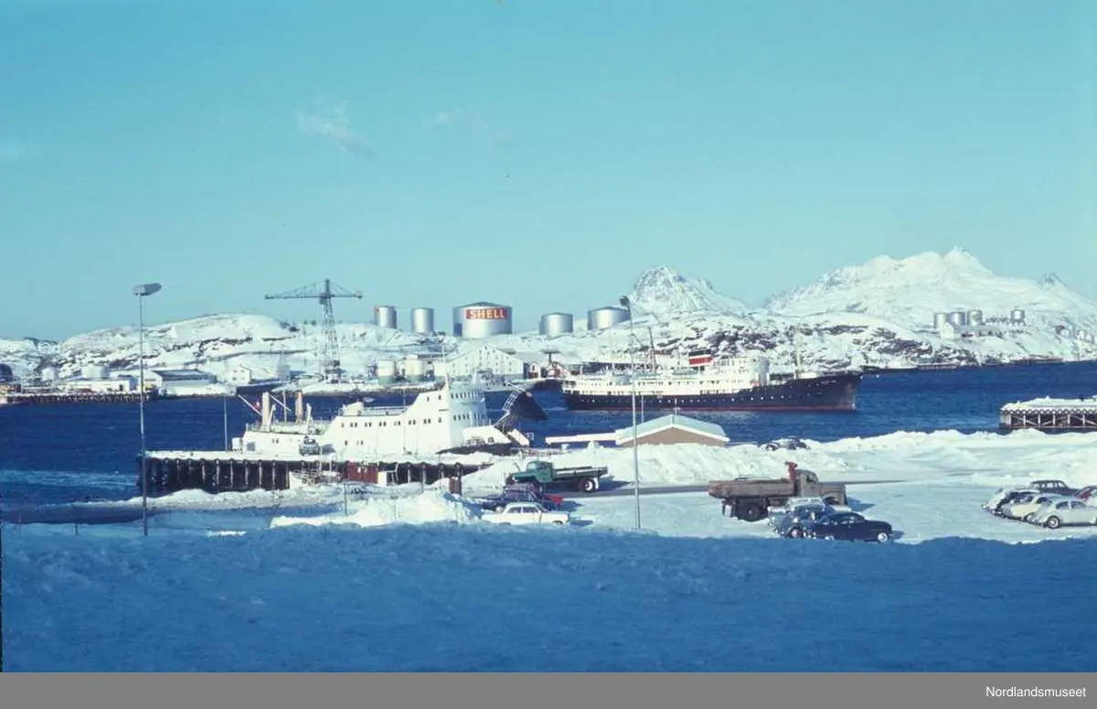 Havnen på Rønvikleira i Bodø vinterstid, mye snø, foran sees en brøytet ...