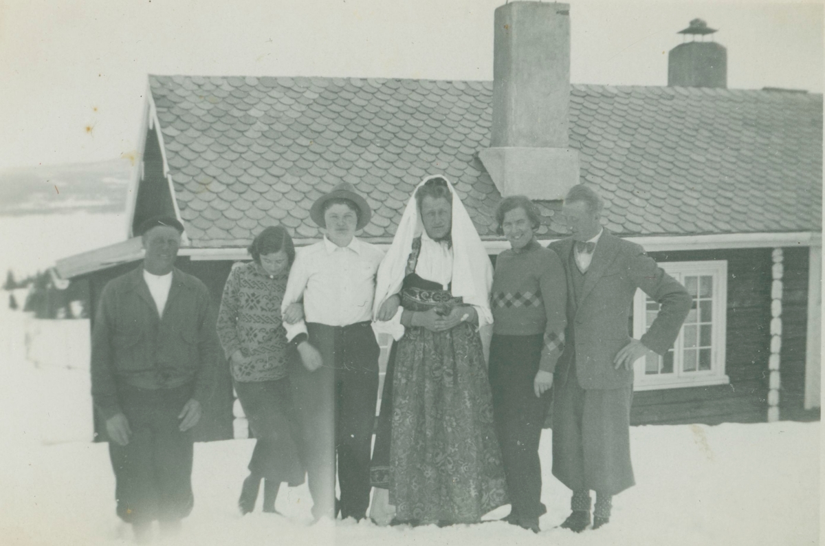 Utkledning? Ola og Margit Sorteberg, Ivar og Knut Blakkestad og to ...