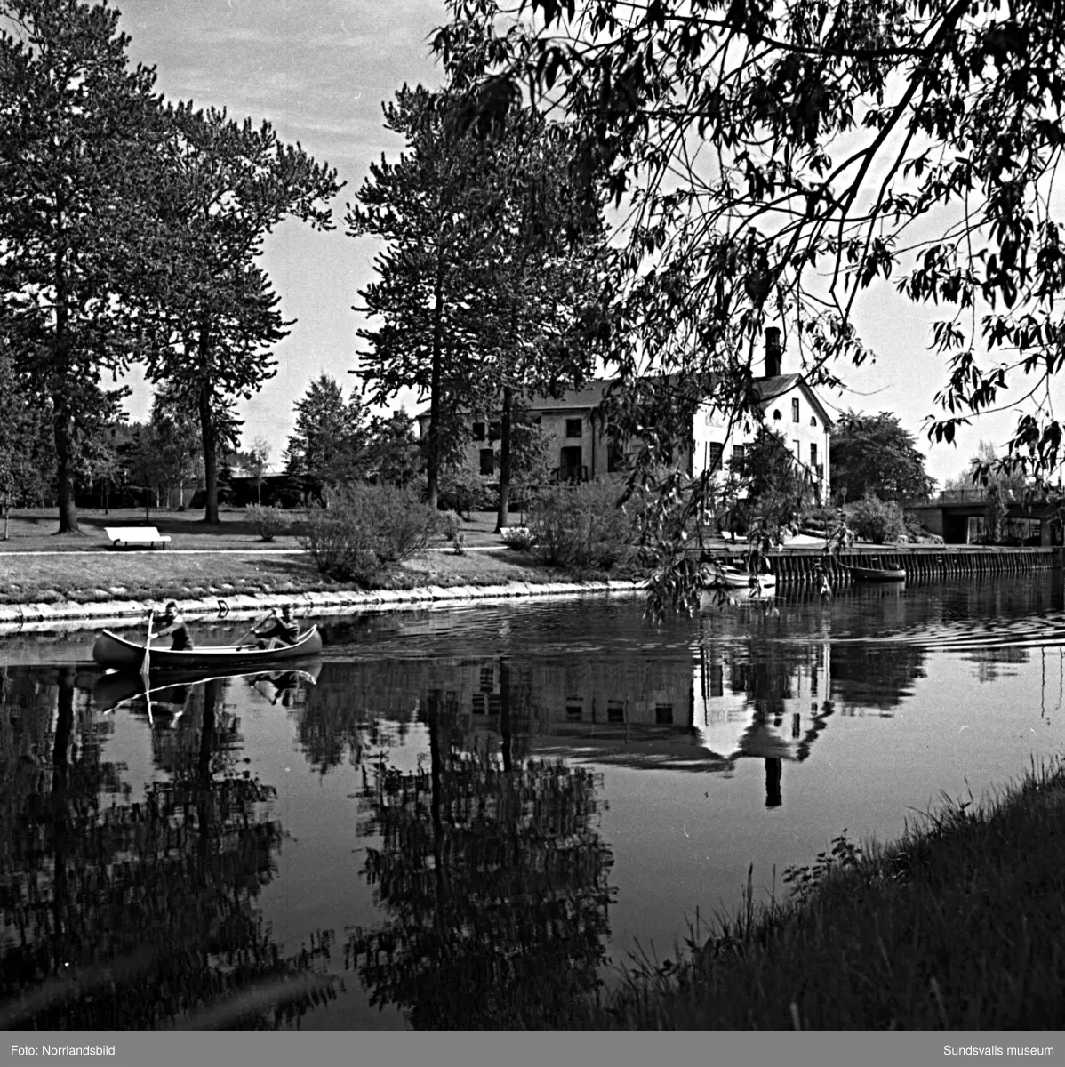 En grupp bilder från Selångersån vid Storbron. Badhusparken, GA-kyrkan ...
