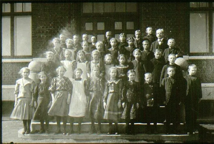 Folkskolan 1907. Lärare: Karl Bohlin. Till höger om Bohlin: Anders ...