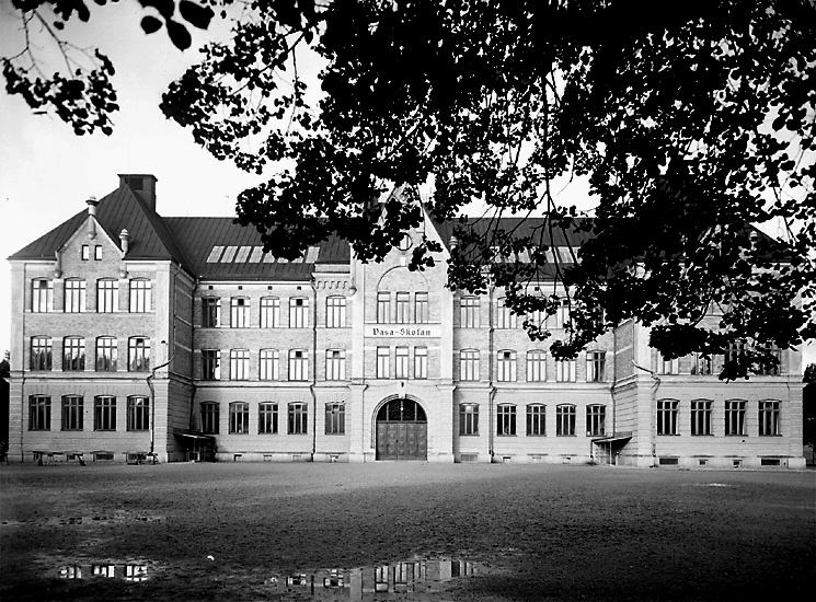 Vasaskolan, trevånings skolbyggnad. - Örebro läns museum / DigitaltMuseum