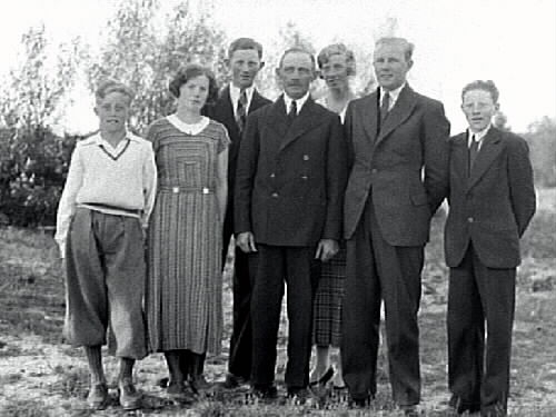 Familjen Karl Larsson uppställd för fotografering utomhus. Barn ...