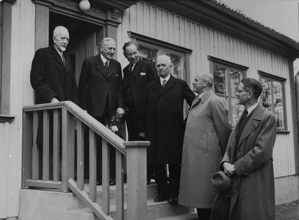 Medlemmar av Svenska Uppfinnareföreningens styrelse uppvaktar Axel ...
