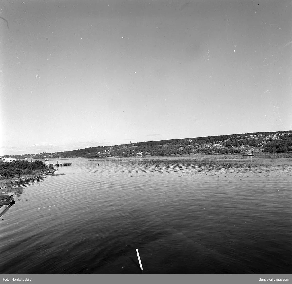 Bogsering av timmer vid Alnöbron. - Sundsvalls museum / DigitaltMuseum