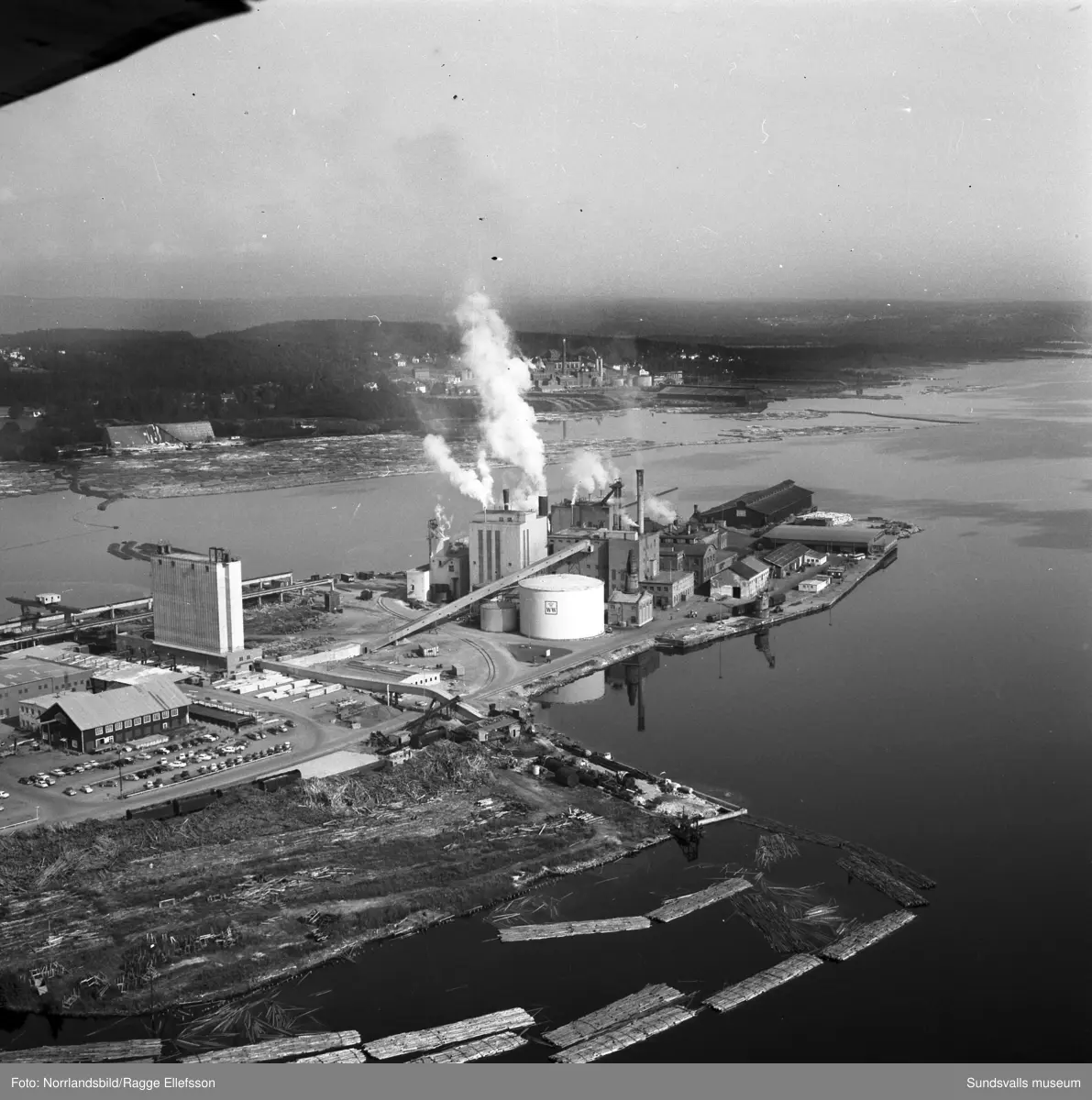Flygfoto över fabrikerna i Vivstavarv och Fagervik. - Sundsvalls museum ...