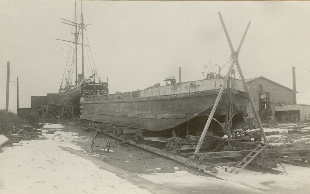 Linnea Skonert Linnea, på slip å Kalmar varv omkr. 1930. Byggd 1876 i ...