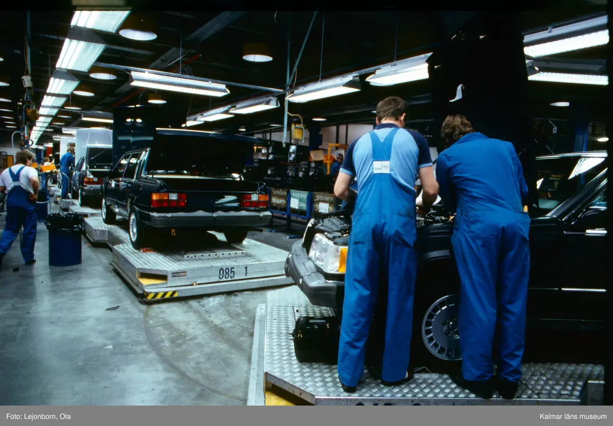 Montering av bilar på Volvoverken. Volvoverken i Kalmar invigdes 1974 ...