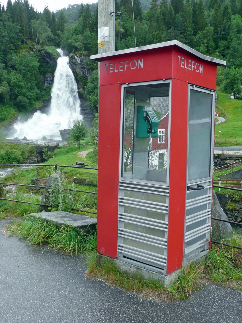 Telephone box at Nordheimsund - Telenor Kulturarv / DigitaltMuseum