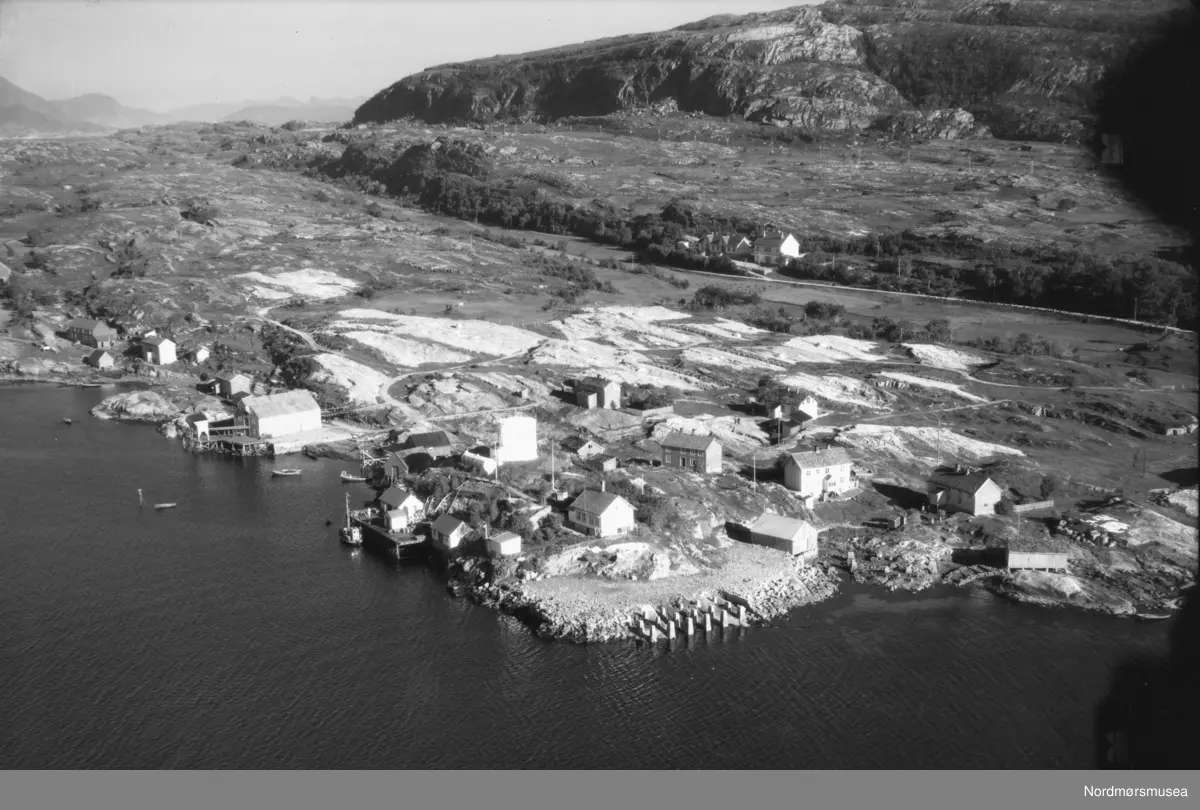 Bildet viser Shell tankanlegg på nord-Dale ved Kristiansund. Helt til ...