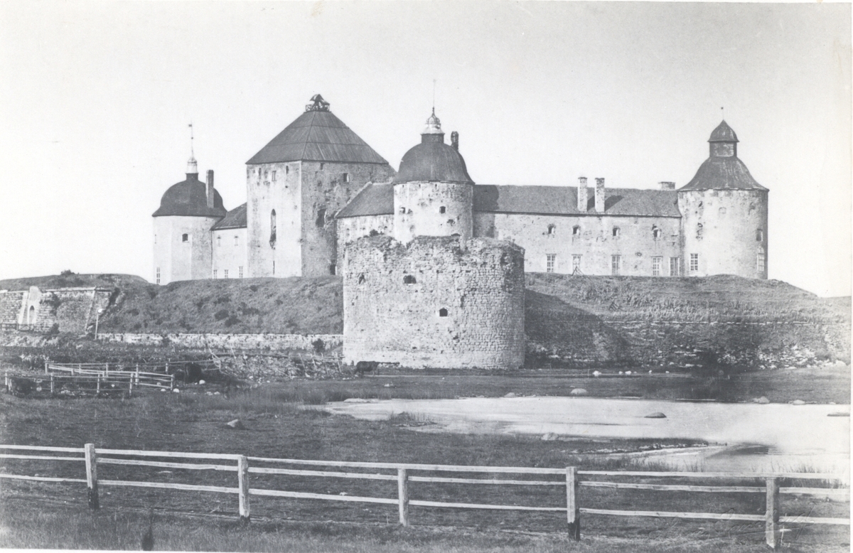Kalmar slott från Danska kullarna. Bilden är tagen 1856 och visar ett ...