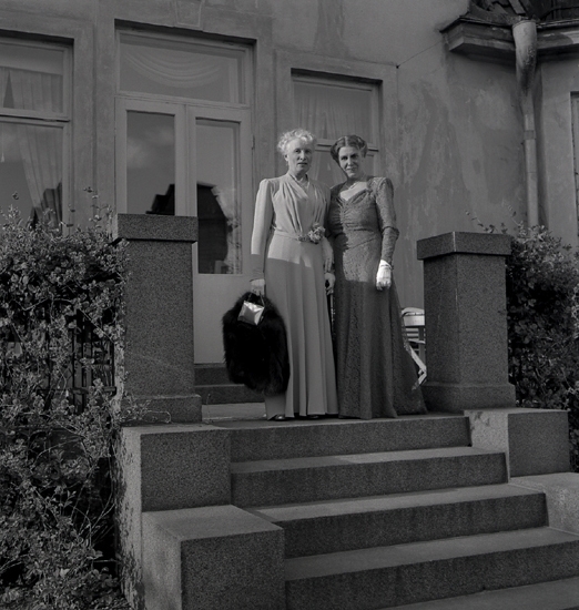 Doktorinnan Tegner, 19/5 1945. De båda svärmödrarna, till vänster Elsa ...