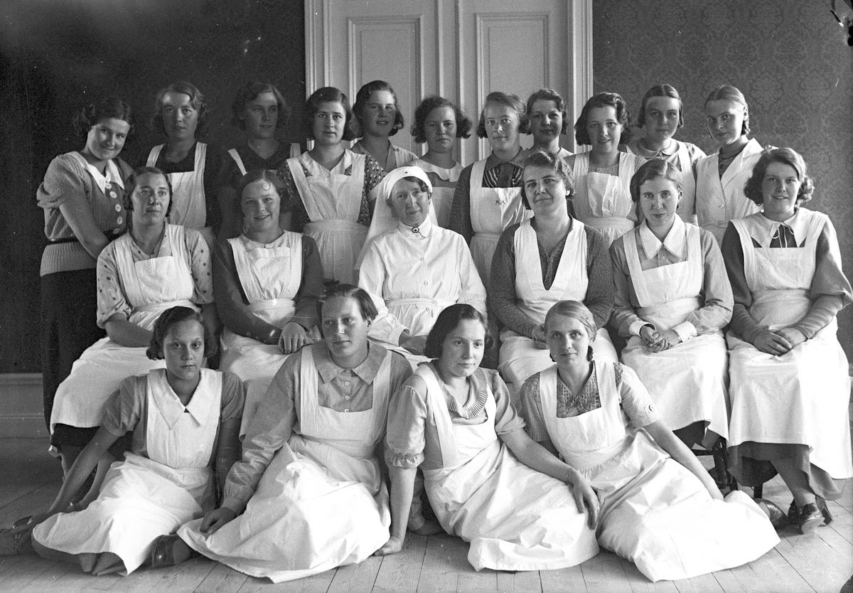 Sjuksköterskeelever. 1. Karin Pettersson 2. Ingrid Hansson - Wengelin 3 ...