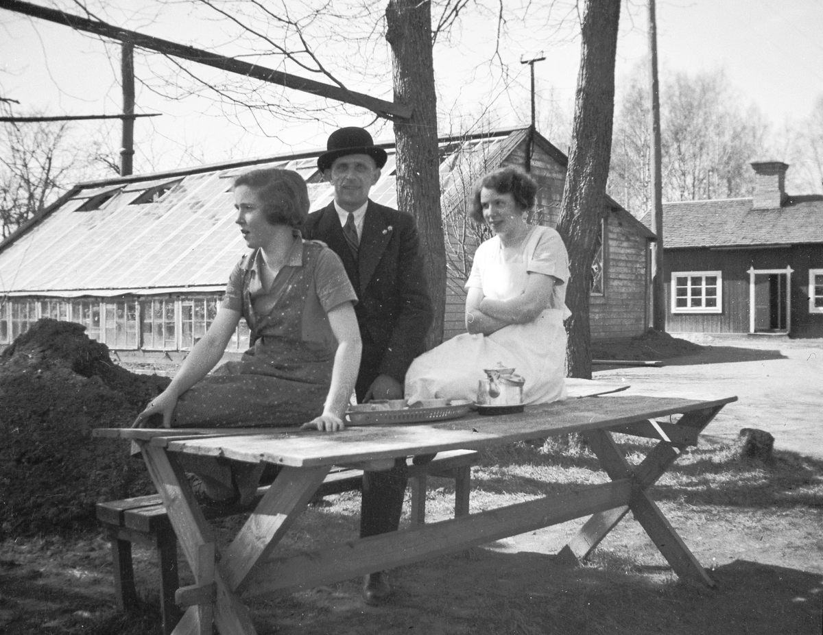 Kaffepaus i trädgården - Länsmuseet Gävleborg / DigitaltMuseum
