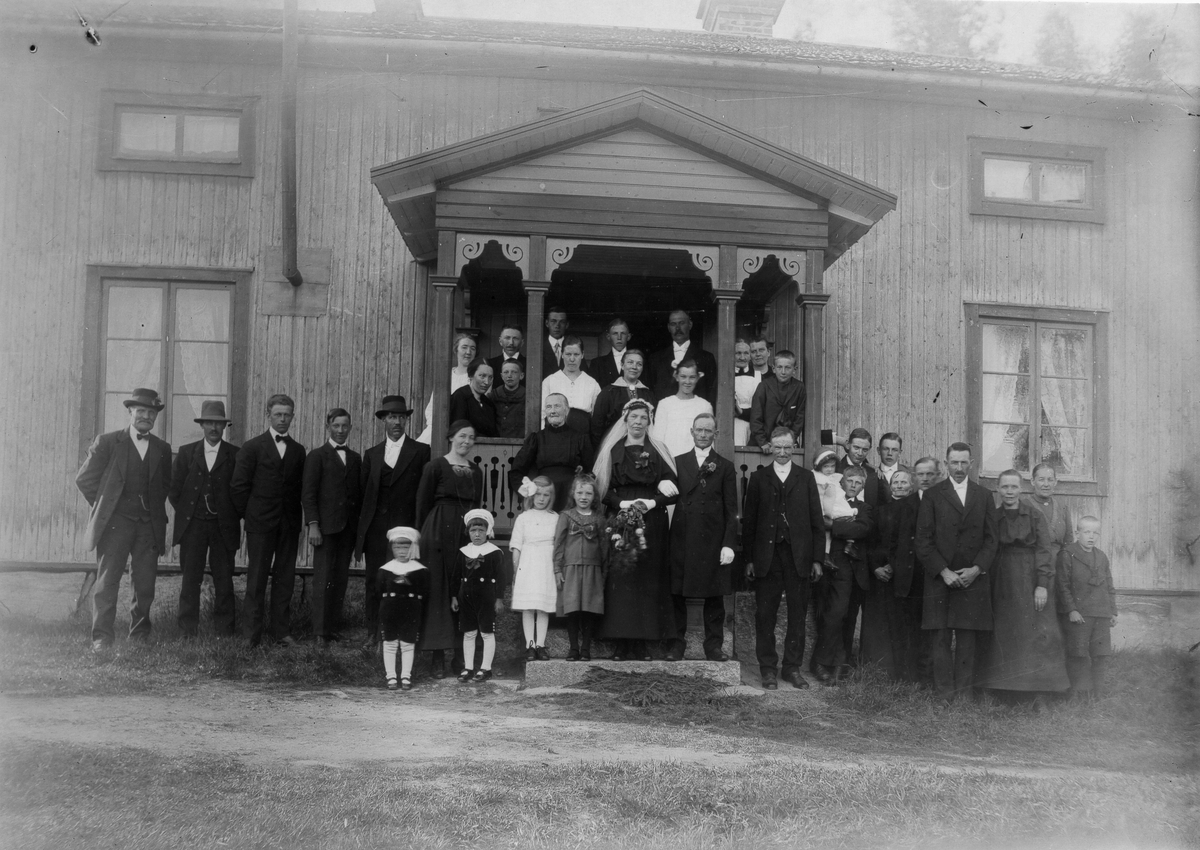 Bröllop i Jan-Pers pingsten 1920. Främre raden från vänster: Per Ling ...