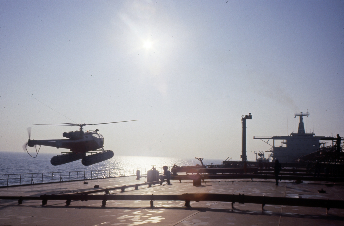 Helikopteret lander på T/T ‘Wind Eagle’ (b. 1977, Kockums Varv, Malmø ...