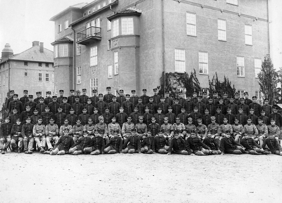 Gruppfoto av militärer. Det kan vara från Södermanlands regemente, och ...