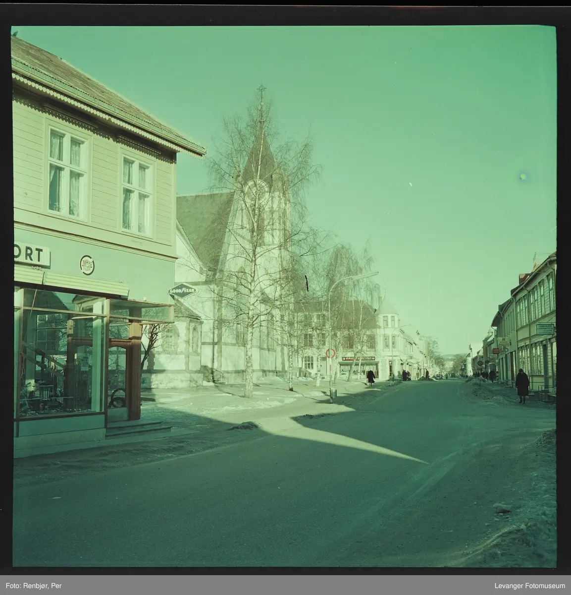 Fra Kirkegata i Levanger. - Levanger Fotomuseum / DigitaltMuseum