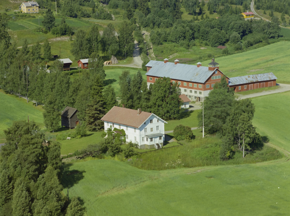 Lekshus gård, Vingrom. Klokketårn, gammelt lite stabbur, bygninger ...