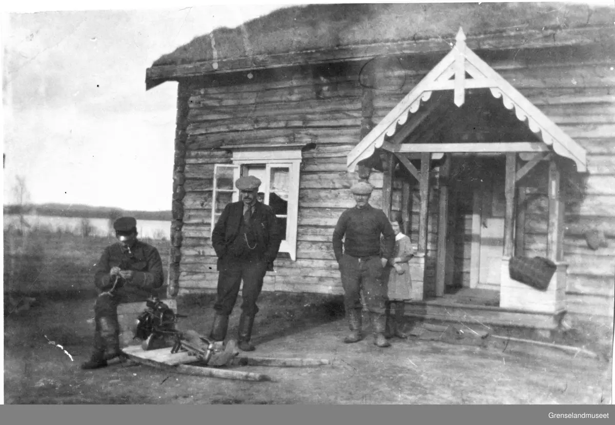 Mellesmoen gård i Pasvik Fra venstre: K. Bråten, Johannes Eide, Ole K ...