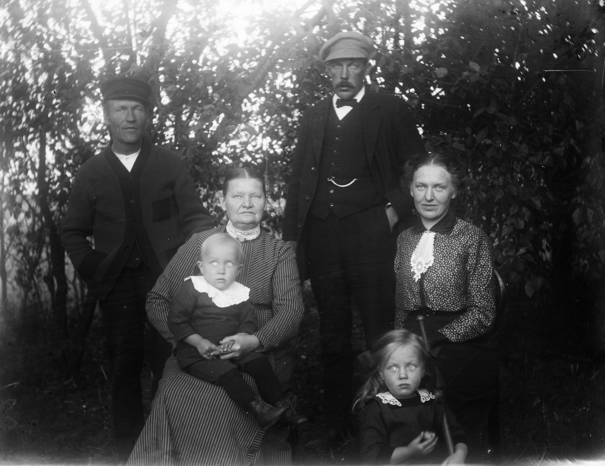 August och Karolina Alinder med dottern Anna och hennes familj i ...