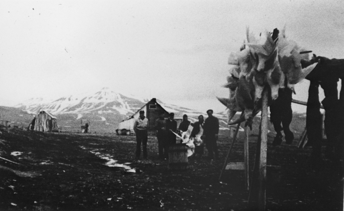 Fangsthytta til Hilmar Nøis i Sassenbay på Svalbard 7.juli 1939 klokka ...
