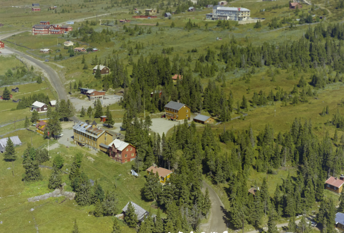 Lillehammer, Nordseter. Fremst er Nordseter turistheim med tårn, også ...