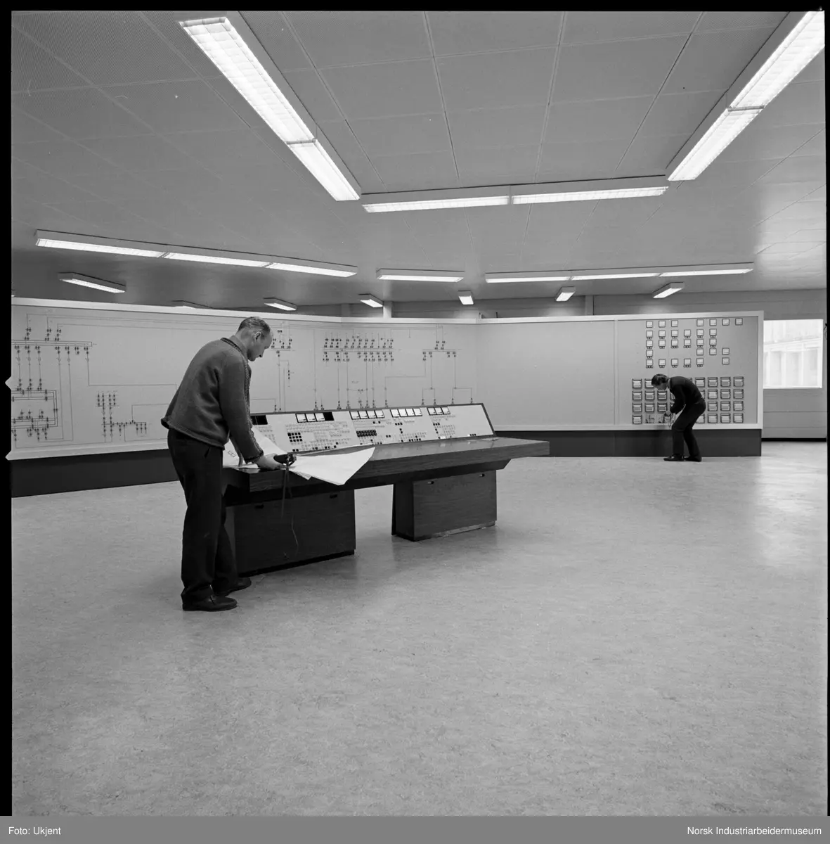 Kontrollrom i nytt fordelingsanlegg. Paneler og kontrollpult under ...