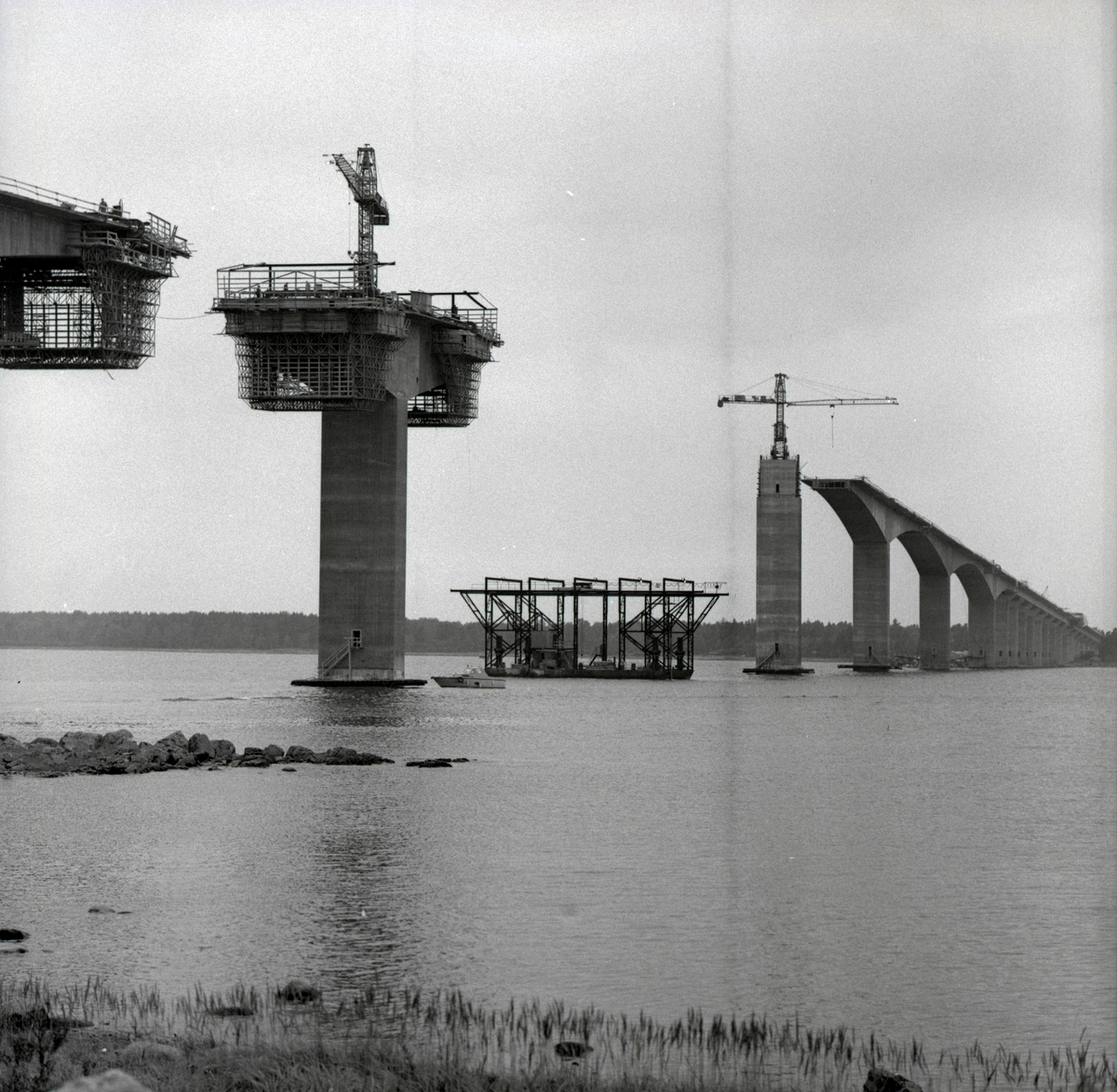 Vy från byggandet av Ölandsbron. - Kalmar läns museum / DigitaltMuseum