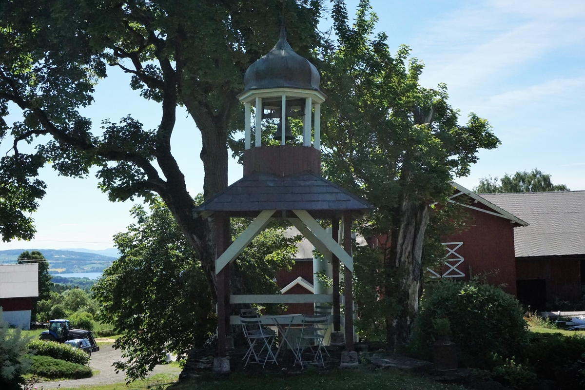 Hilstad, Nes, Ringsaker. Klokketårnet er i dag plassert på et lysthus i ...