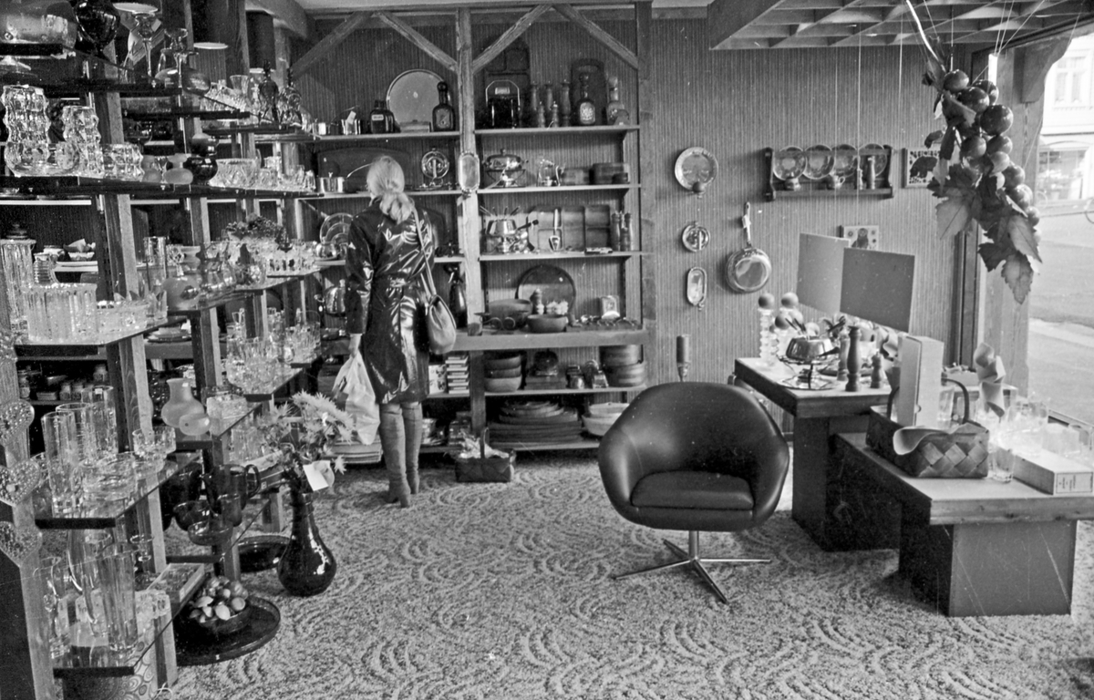 Interiør i en gavebutikk som selger glassvarer og pyntegjenstander ...